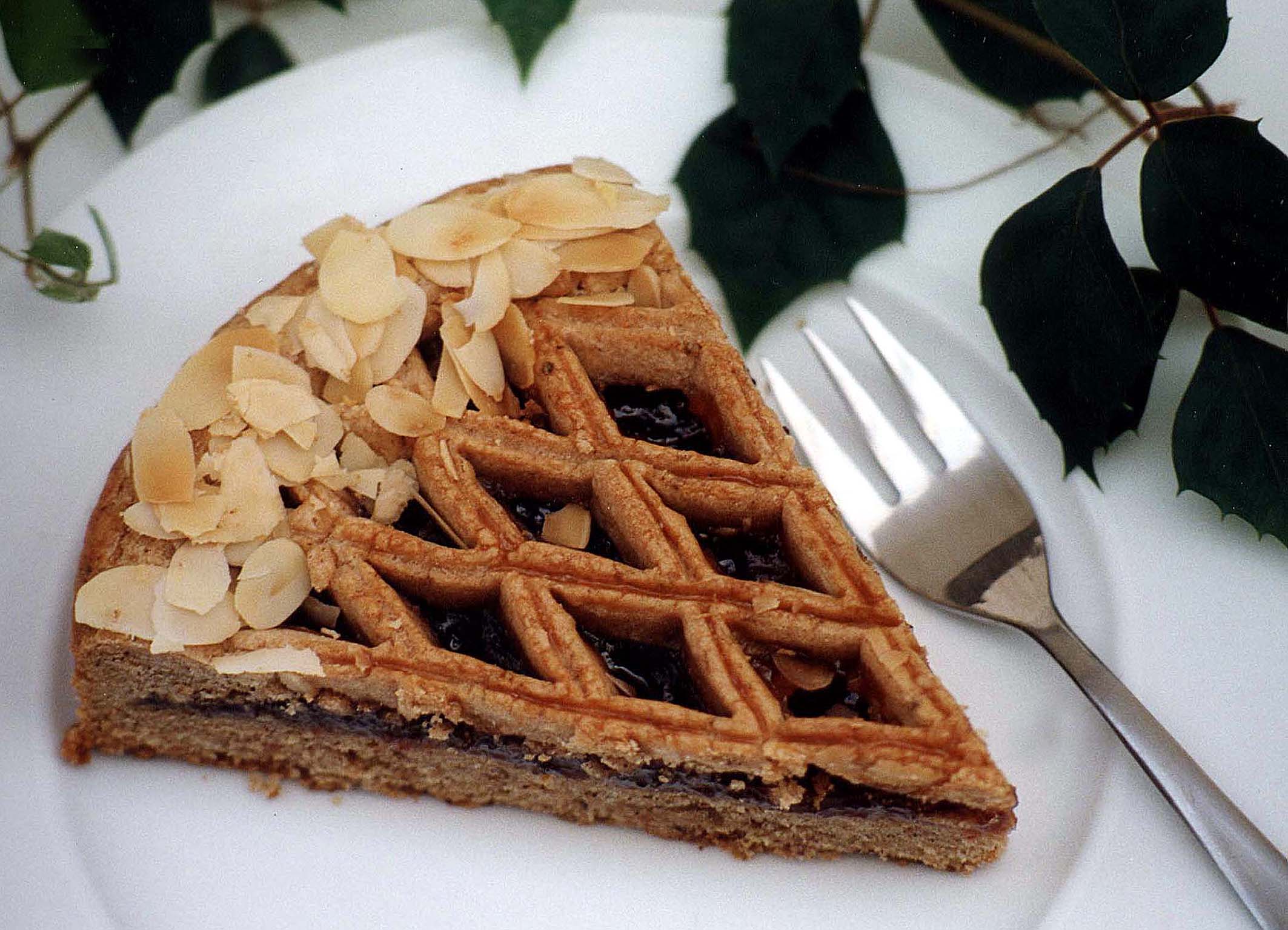 Linzer torte (τάρτα με αμύγδαλα και μαρμελάδα βατόμουρο)